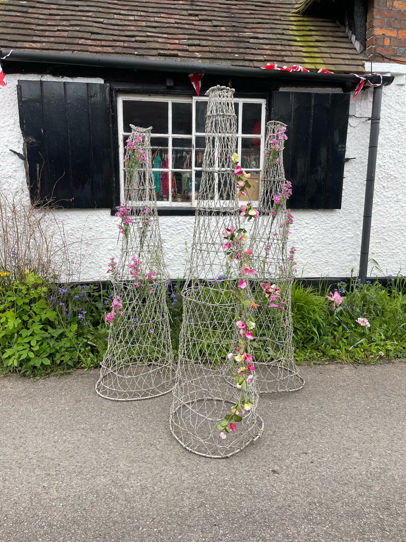 Vintage Metal Obelisk Plant Climbing Frame – Lolapalooza London